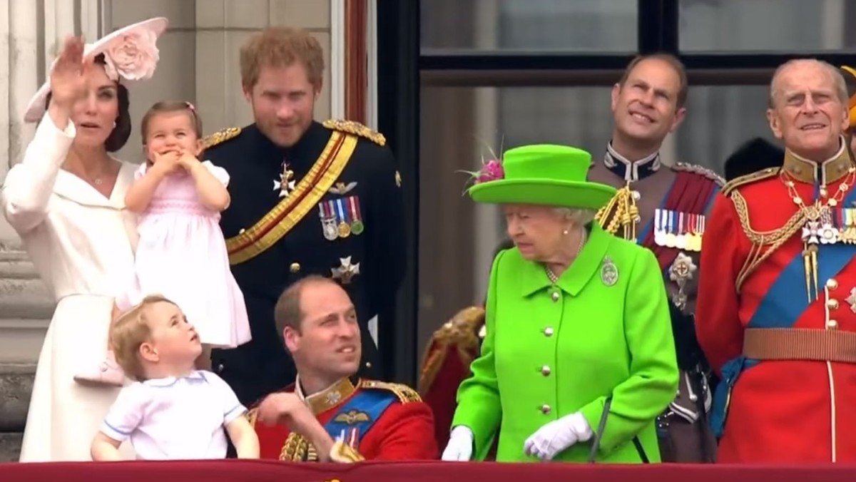 Ein GIF geht um die Welt: Queen massregelt William (und beweist ...